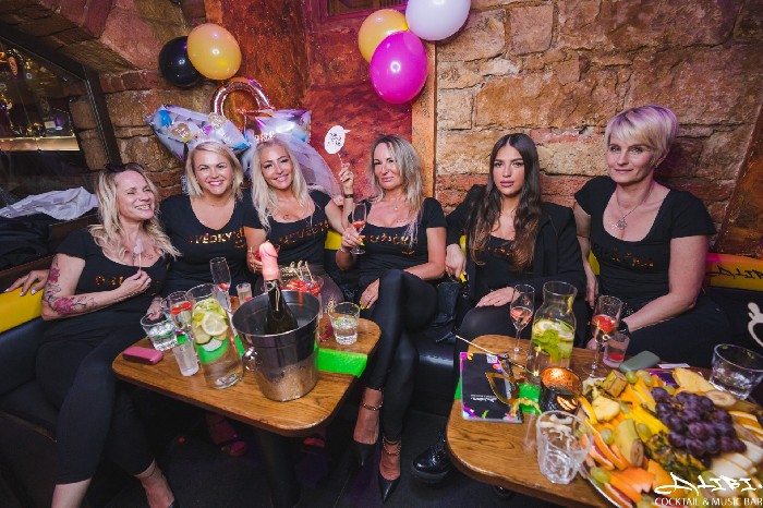 Kontaktujte ALIBI. cocktail & music bar – rezervace stolů a akcí v Praze